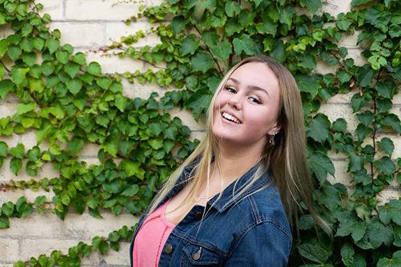 Stratford, ON’s Hannah Thomas Says ‘Christmas Don’t Be Late’ with New ...